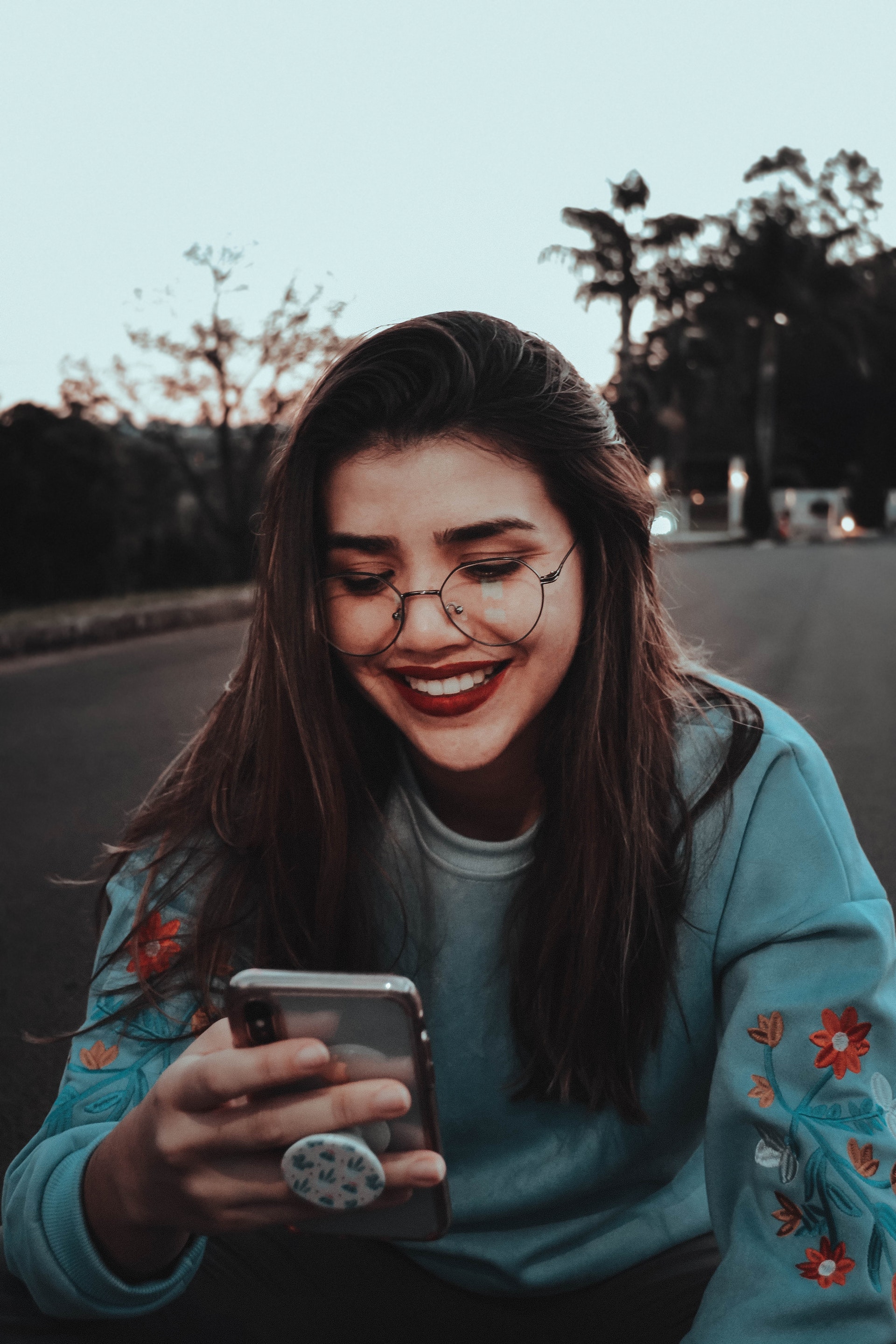 How To Use Lmk In Texting And What Does It Mean